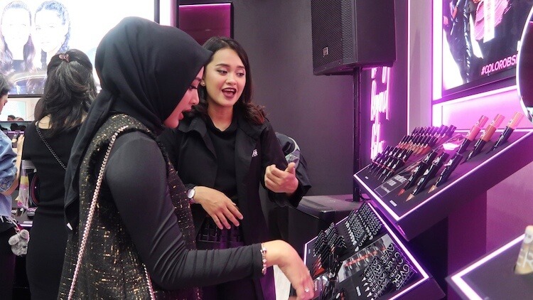 Buka Gerai Flagship di Plaza Indonesia, Make Over Sekaligus Memperkenalkan Powerstay Vivid ...